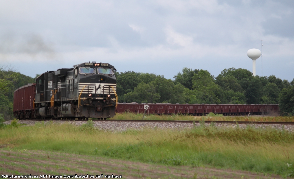 NS 9508 leads Train 924